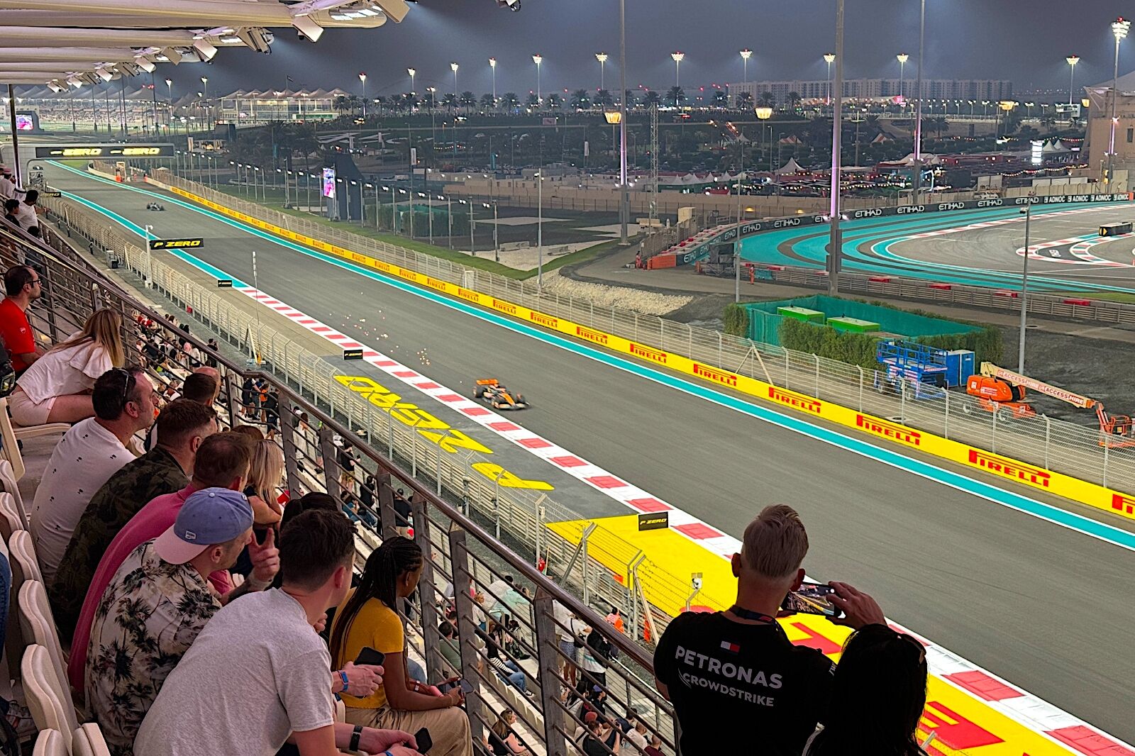 在阿布扎比F1大奖赛期间住在豪华游轮上是什么感觉 – Elutour 旅行志