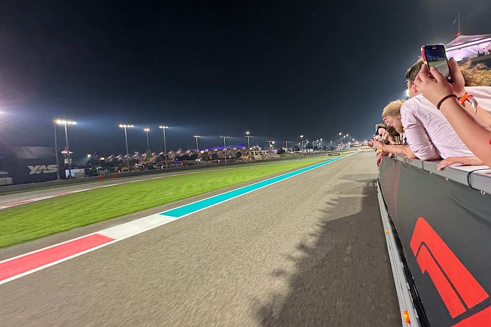 在阿布扎比F1大奖赛期间住在豪华游轮上是什么感觉 – Elutour 旅行志