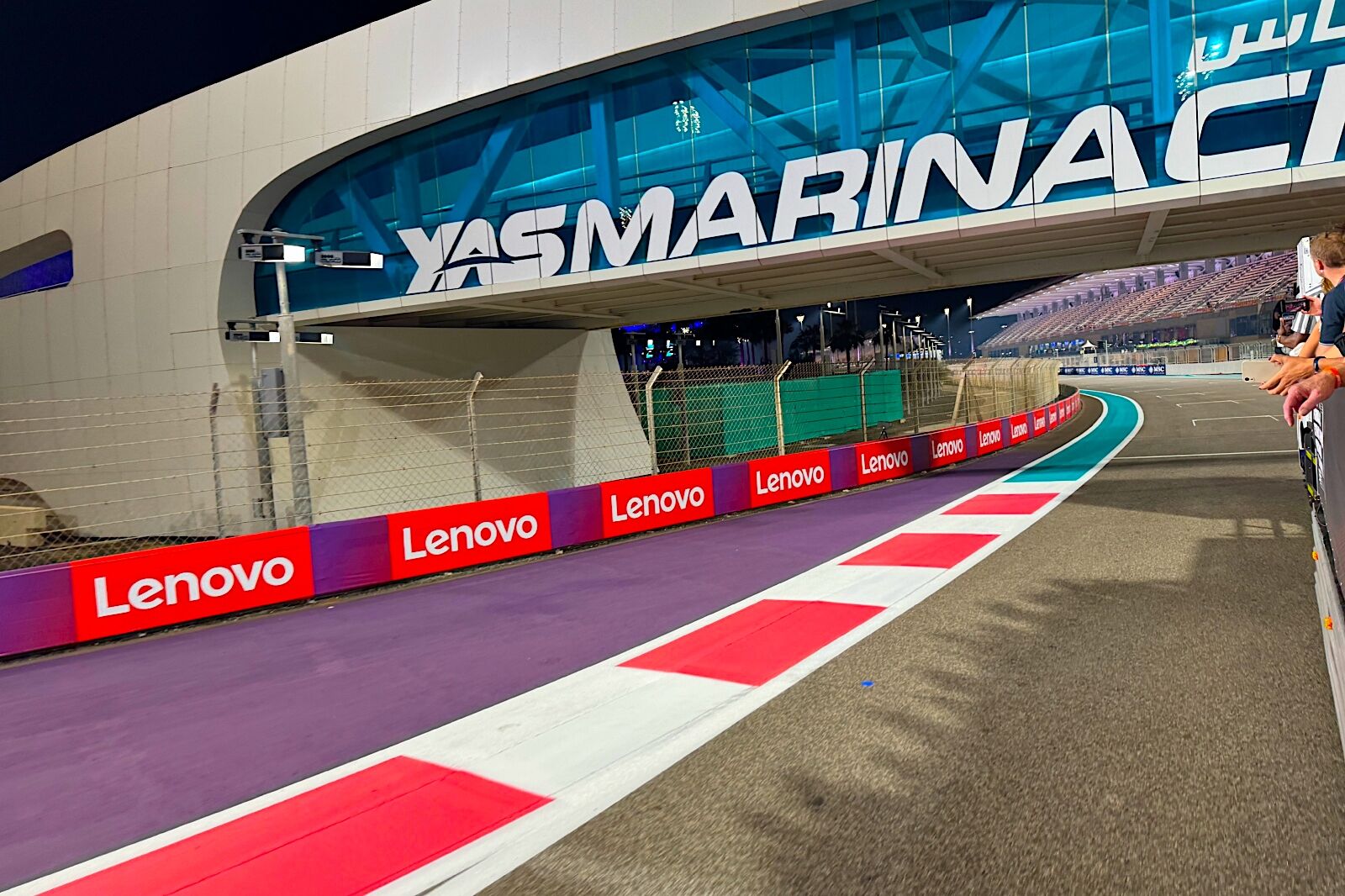 在阿布扎比F1大奖赛期间住在豪华游轮上是什么感觉 – Elutour 旅行志