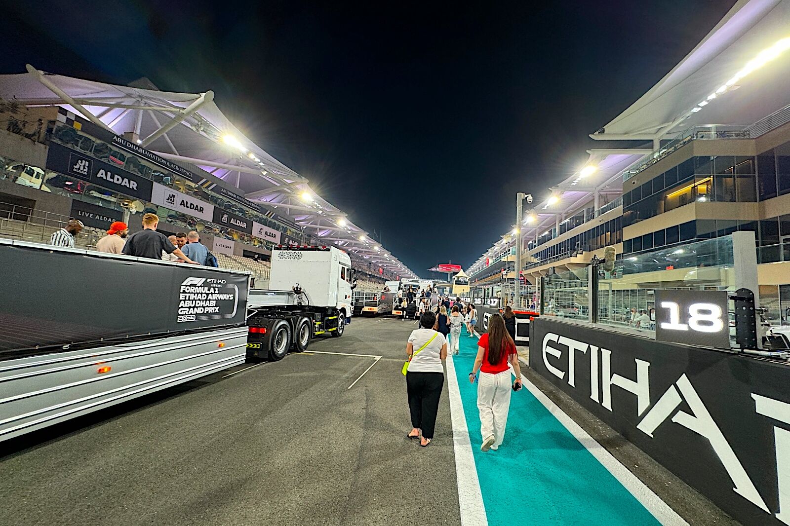 在阿布扎比F1大奖赛期间住在豪华游轮上是什么感觉 – Elutour 旅行志