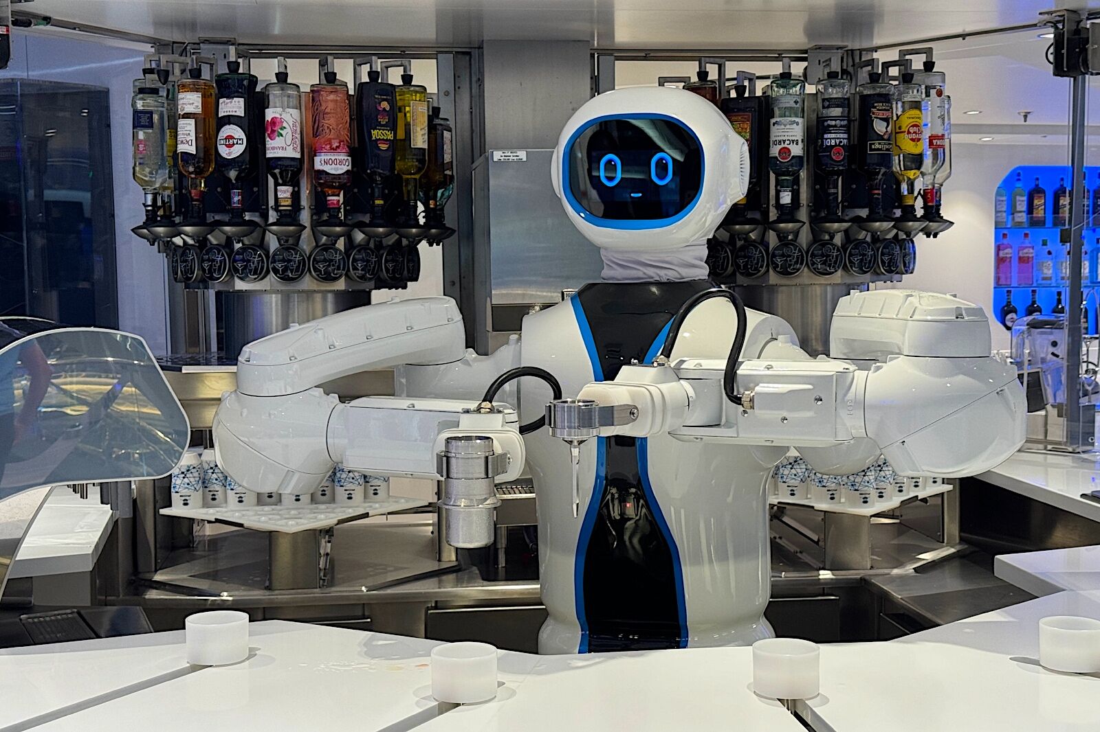 在阿布扎比F1大奖赛期间住在豪华游轮上是什么感觉 – Elutour 旅行志