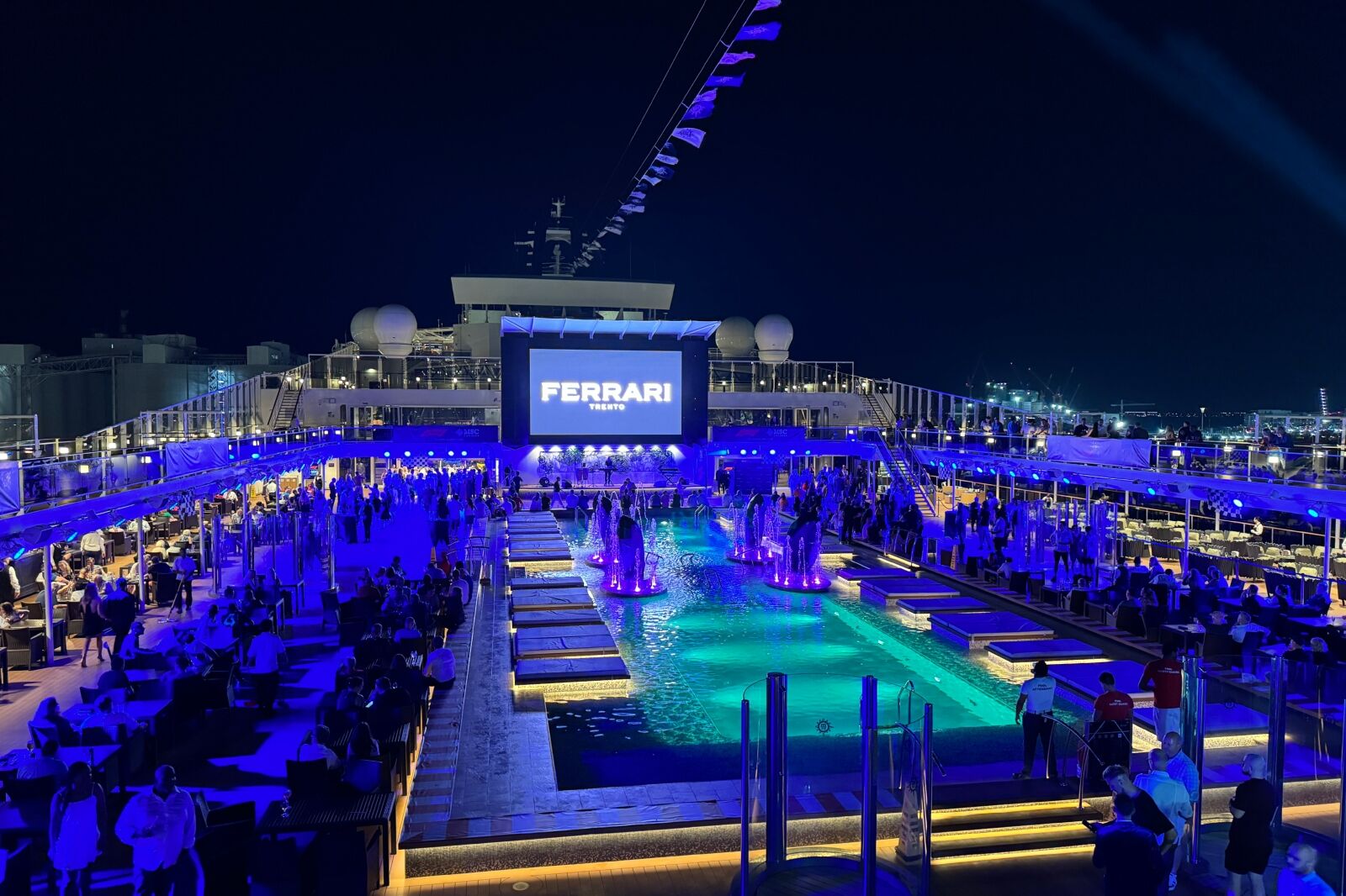 在阿布扎比F1大奖赛期间住在豪华游轮上是什么感觉 – Elutour 旅行志