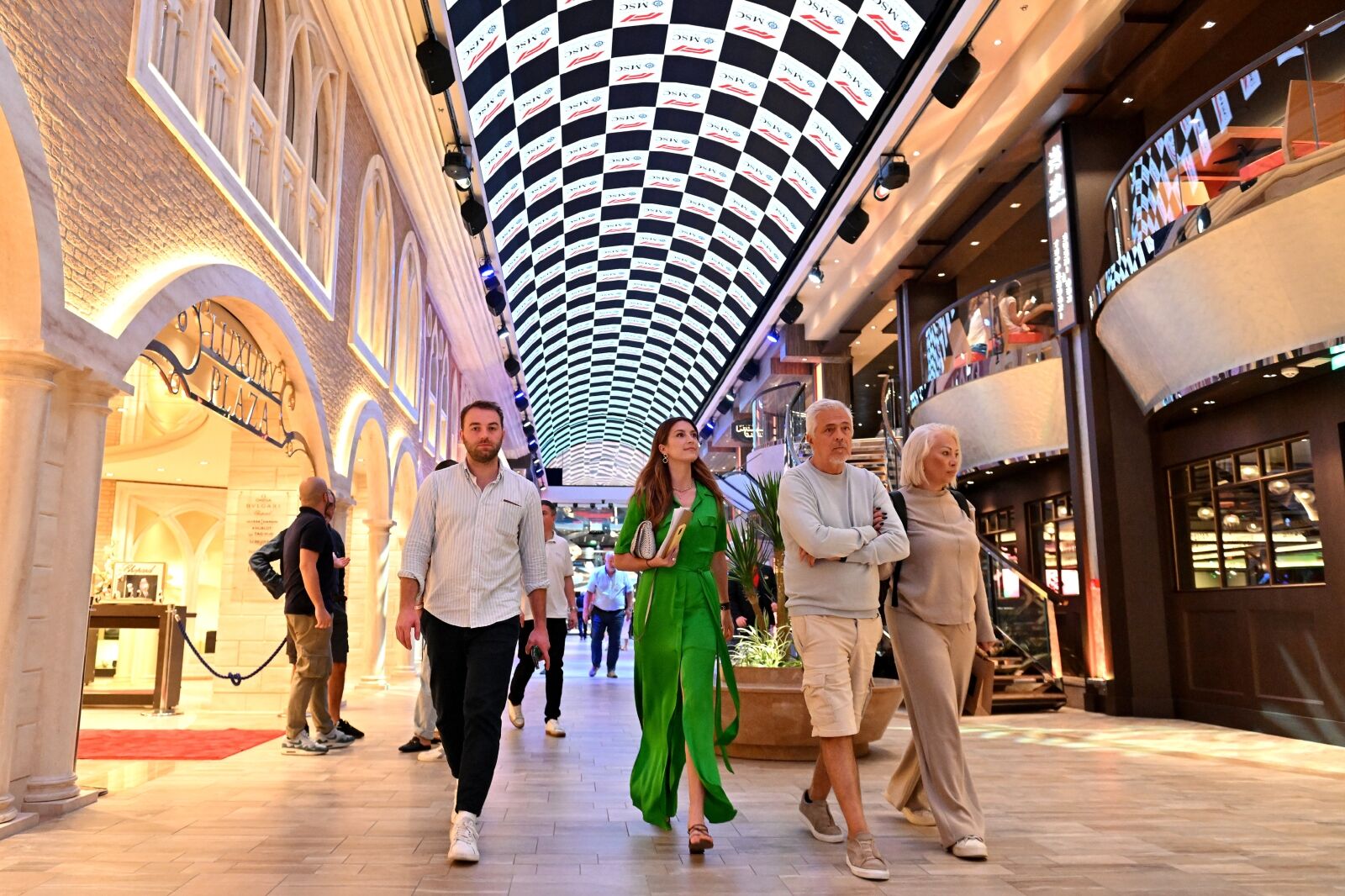 在阿布扎比F1大奖赛期间住在豪华游轮上是什么感觉 – Elutour 旅行志