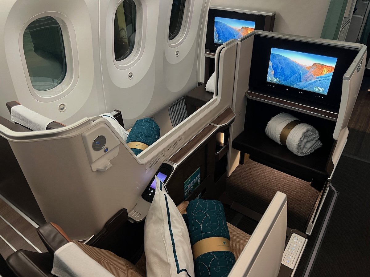 阿曼航空 787 商务舱体验 – Elutour 旅行志