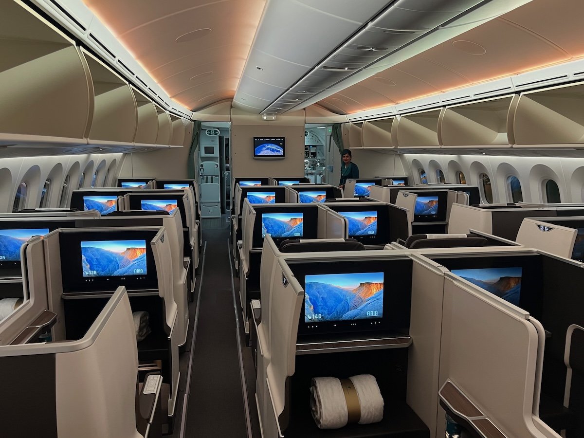 阿曼航空 787 商务舱体验 – Elutour 旅行志